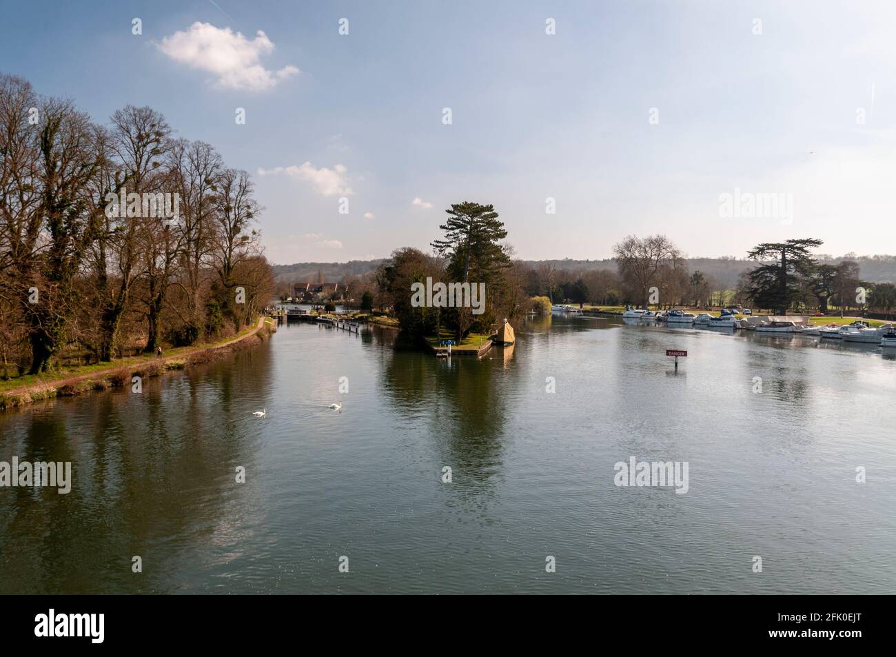 Temple Lock between Hurley and Marlow on the River Thames in ...