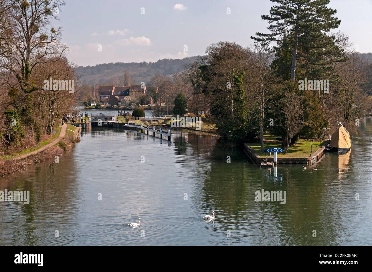 Temple Lock between Hurley and Marlow on the River Thames in ...
