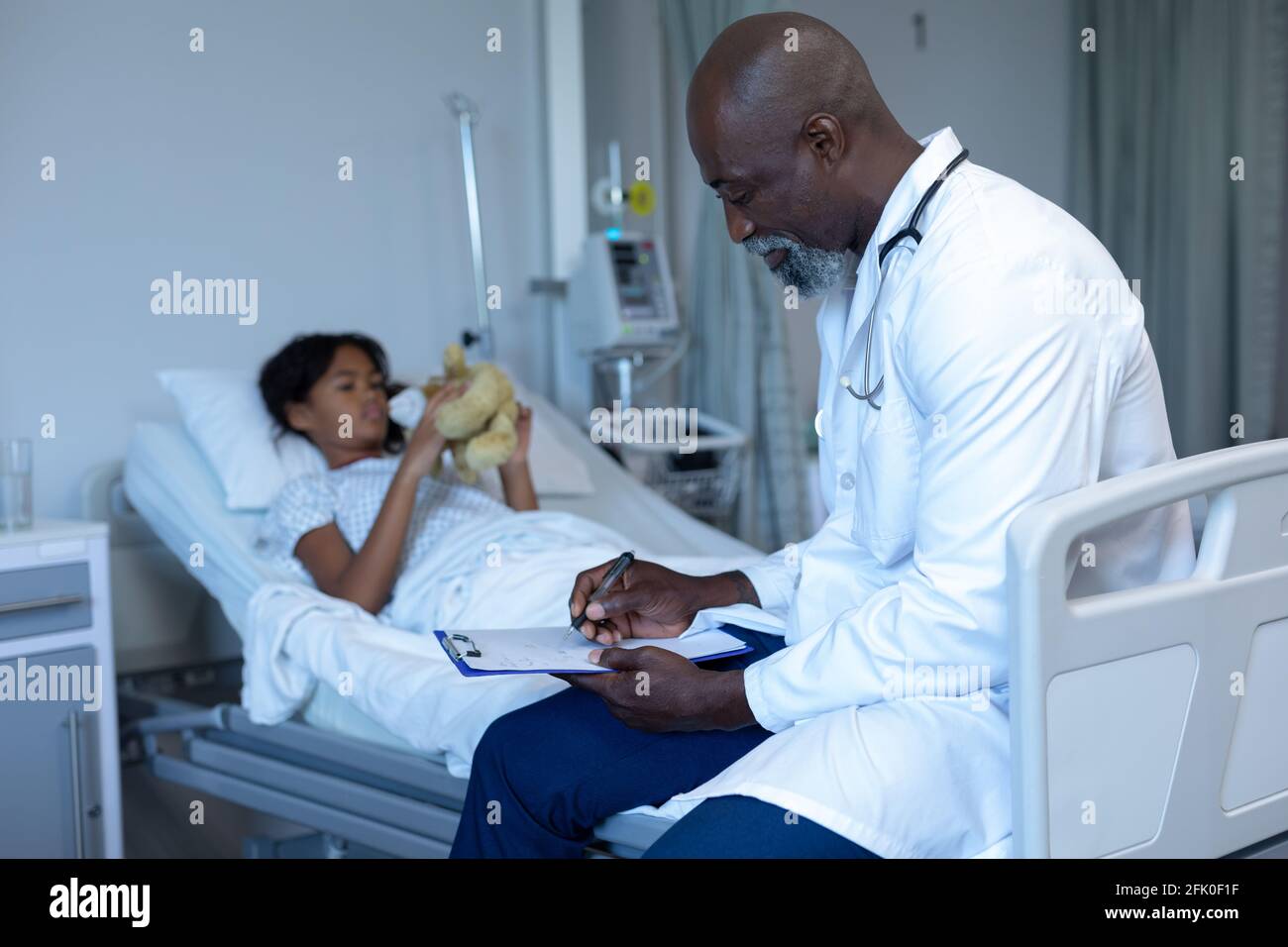 Doctor sick note hi-res stock photography and images - Alamy