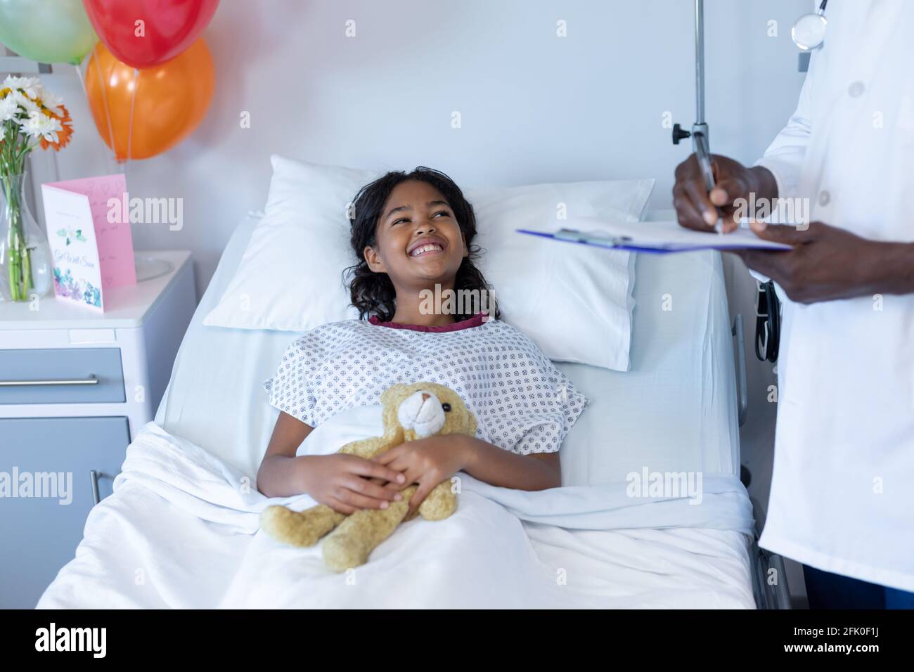 Doctor and nurse by bedside hi-res stock photography and images - Alamy