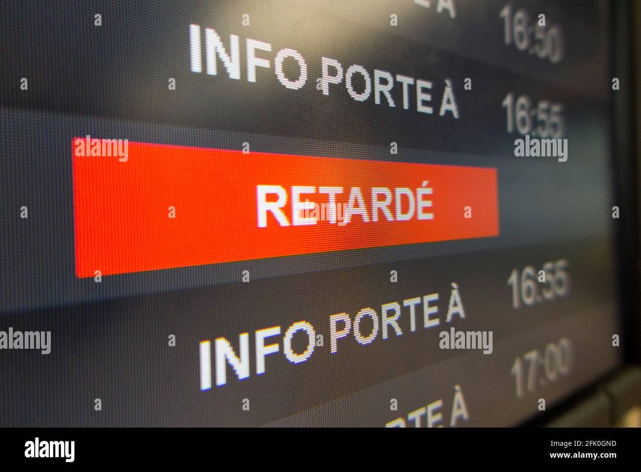 Delayed flight display hi-res stock photography and images - Alamy
