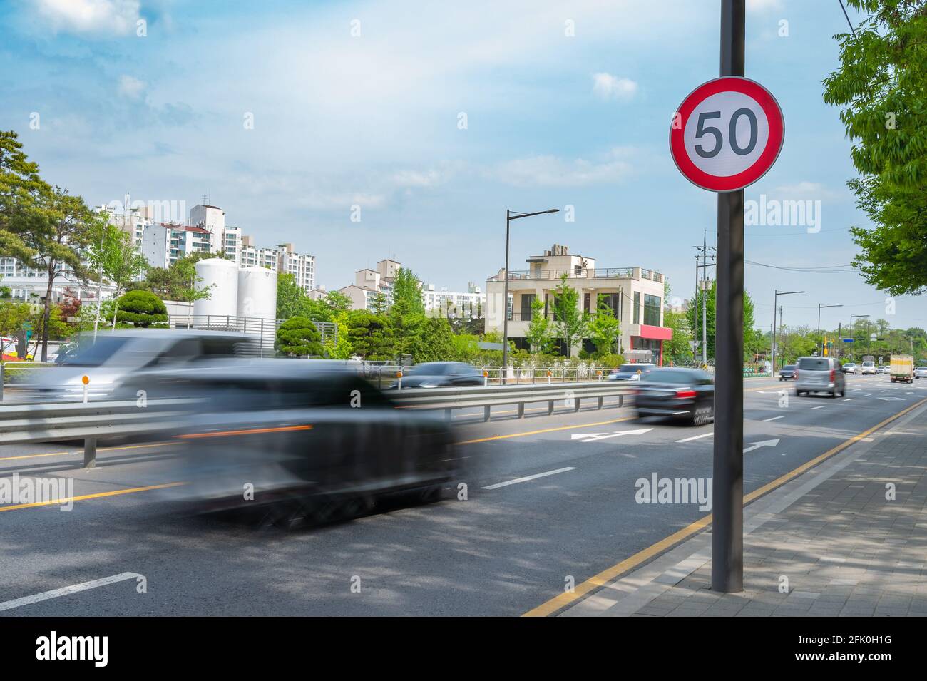 Round speed limit sign hi-res stock photography and images - Alamy