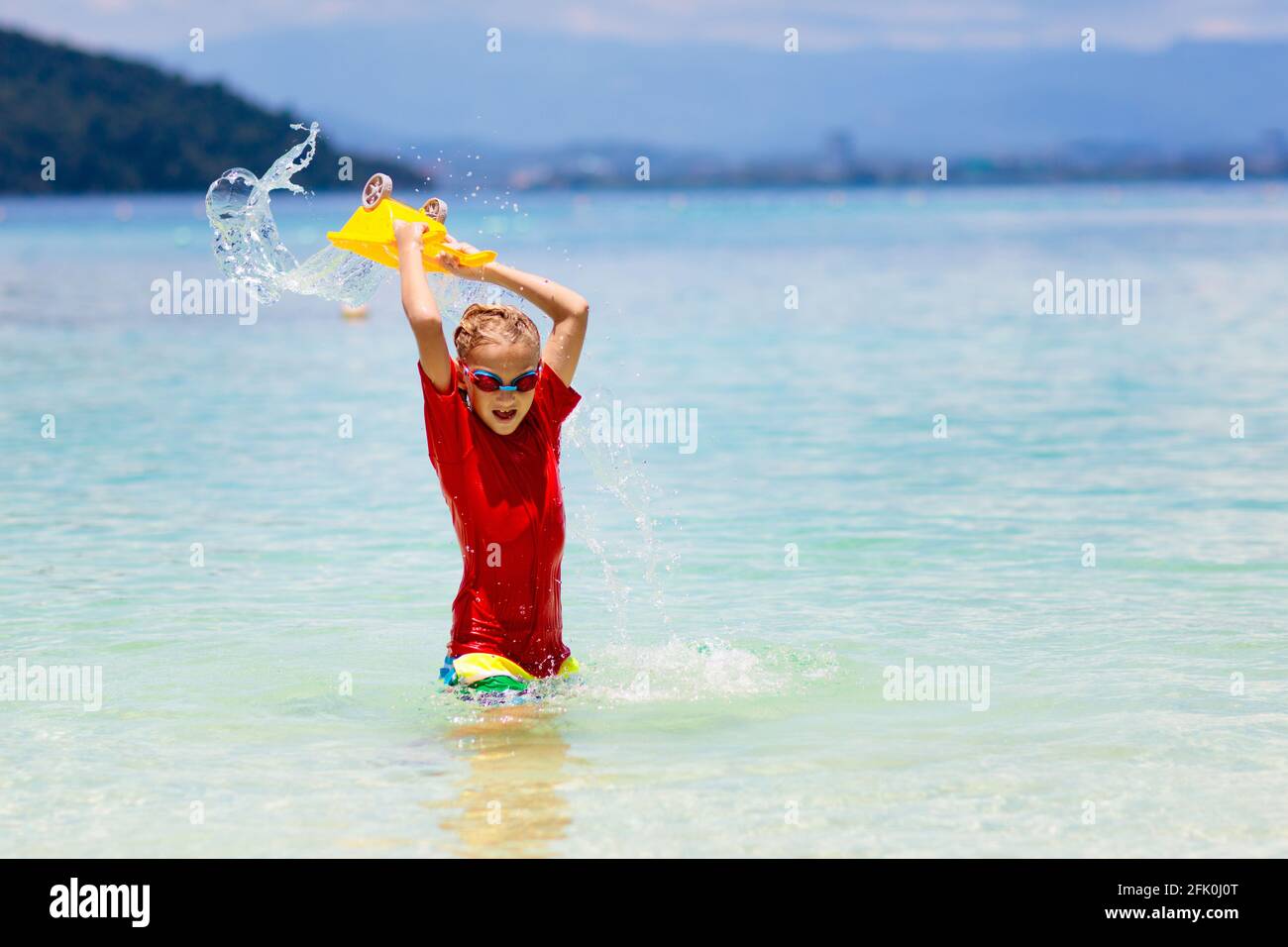 Children splashing in water tropical hi-res stock photography and ...
