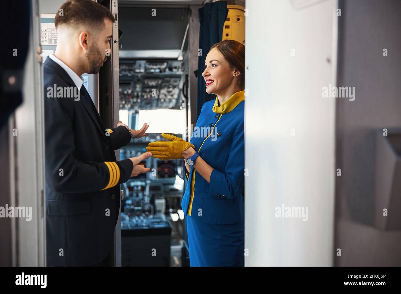 Female airline pilot in uniform hi-res stock photography and images - Alamy