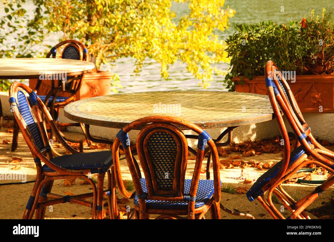 Country park cafe riverside hi-res stock photography and images - Alamy