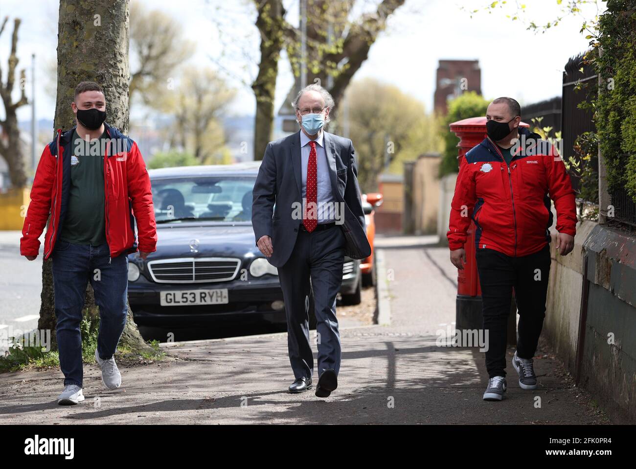 Education Minister Peter Weir (centre) meets street based detached ...