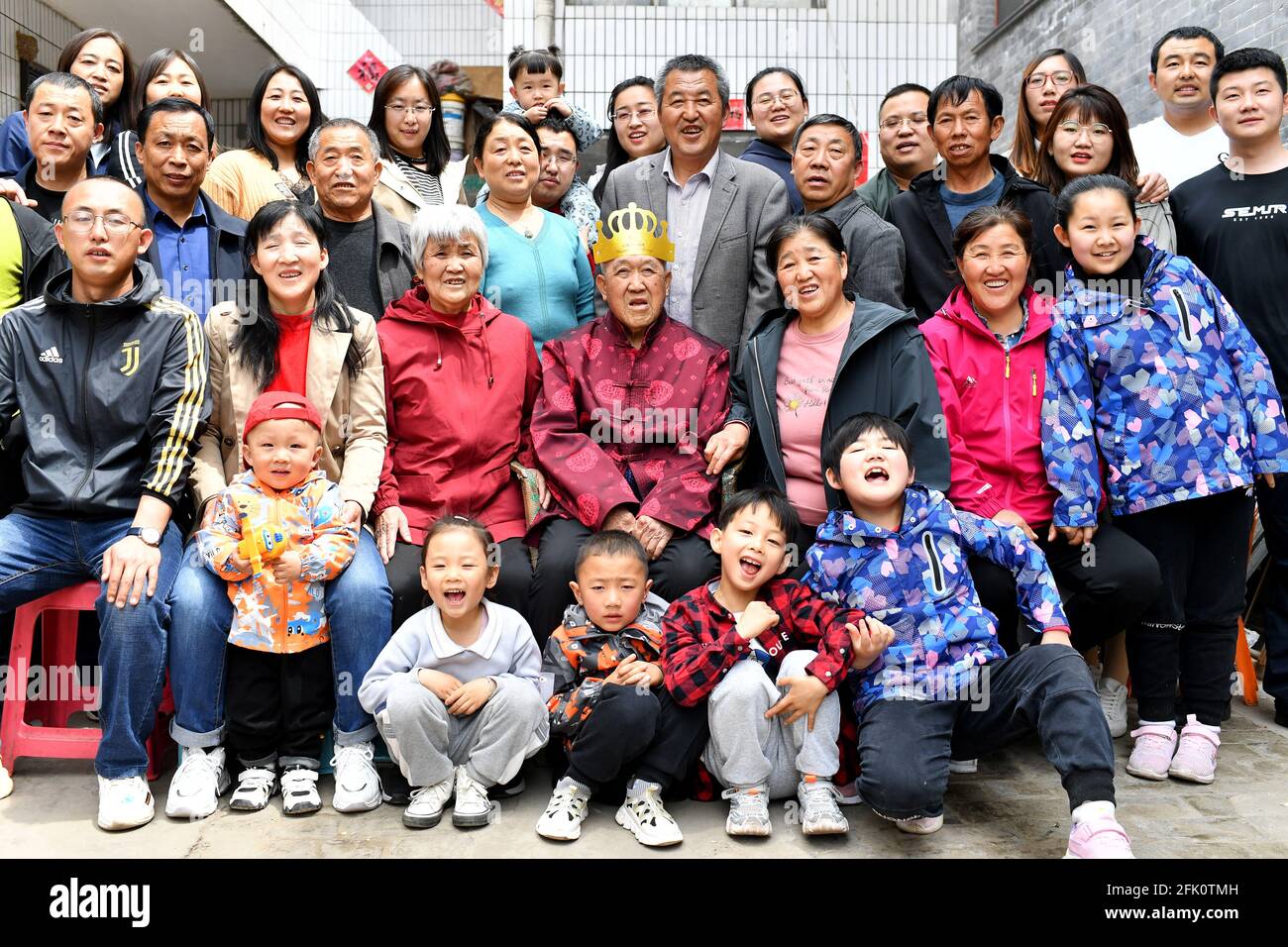 (210427) -- TAIYUAN, April 27, 2021 (Xinhua) -- Hu Zaizhong poses for a ...