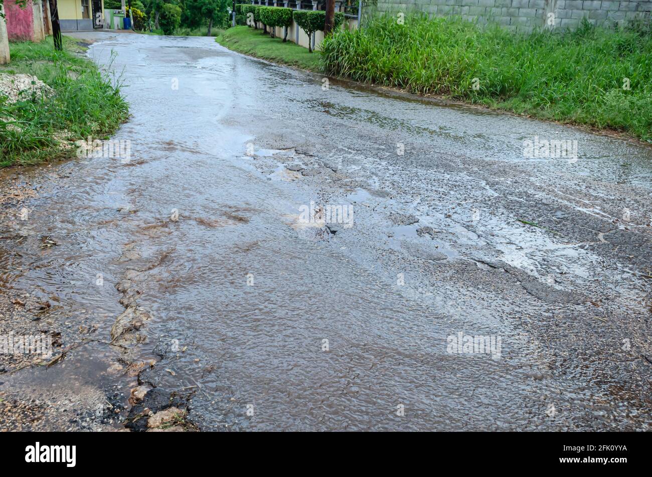 Wet roadway hi-res stock photography and images - Alamy
