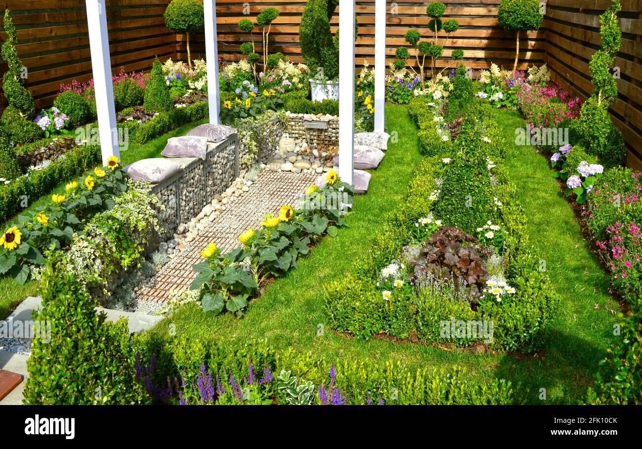 Cottage garden with a water feature and flowerbeds Stock Photo - Alamy