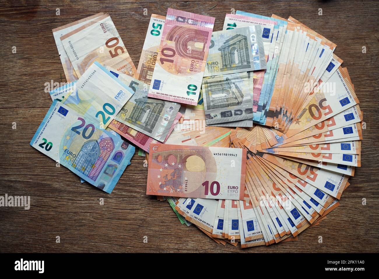 Diverse Euro notes in 5, 10, 20, 50 and 100 notes Stock Photo - Alamy