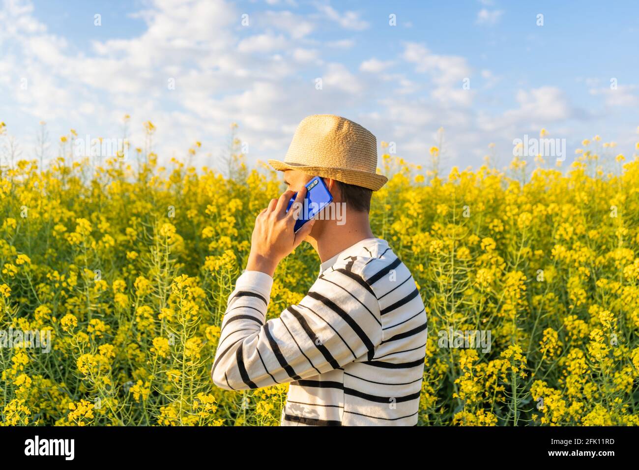 Making phone call outdoors hi-res stock photography and images - Alamy