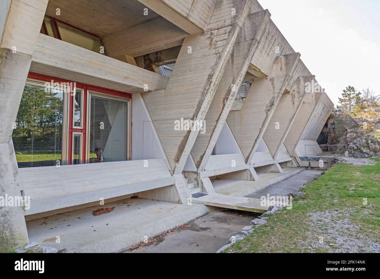 Old concrete building hi-res stock photography and images - Alamy