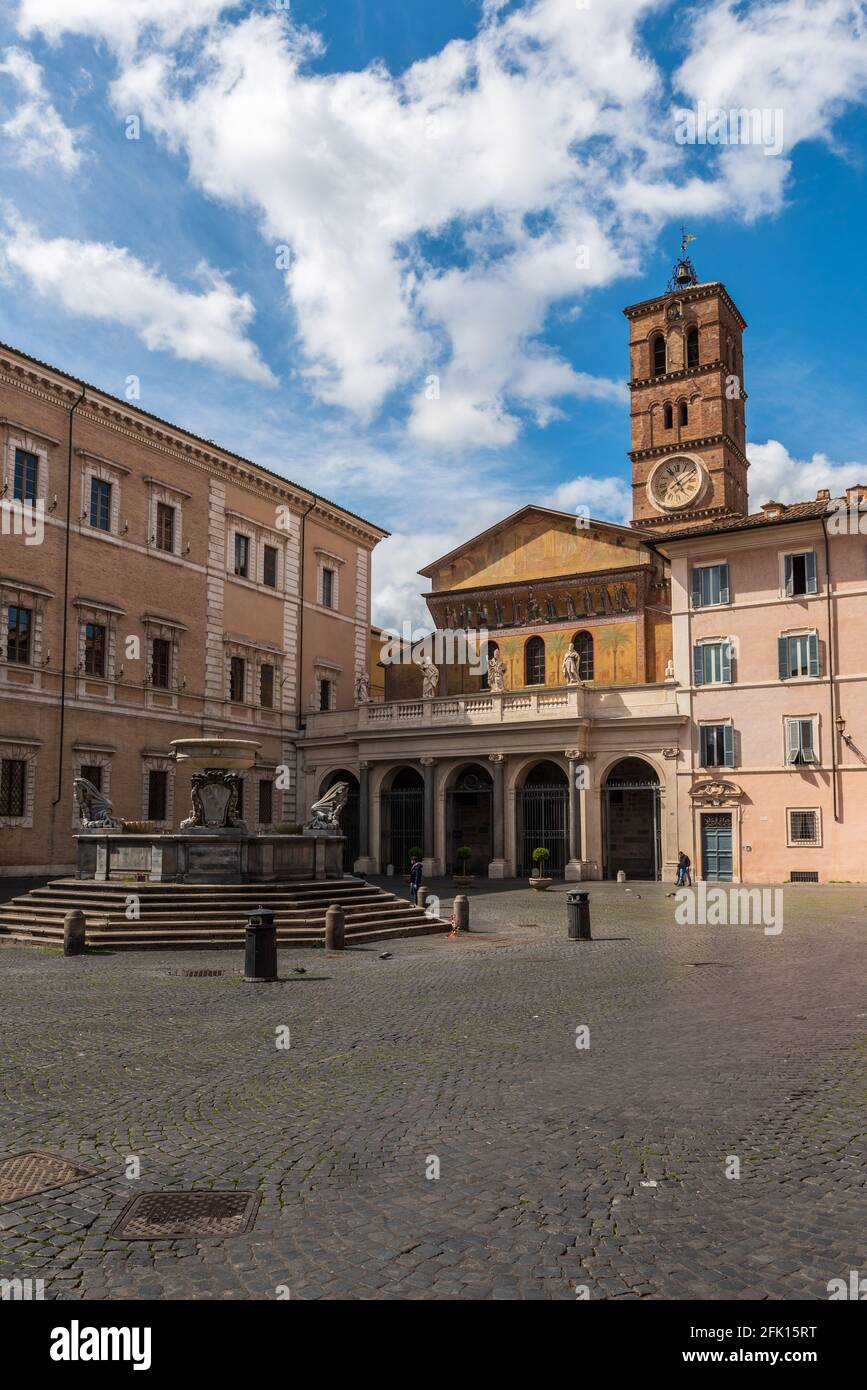 Piazza Santa Maria Trastevere square, Bramante and Bernini Fountain ...