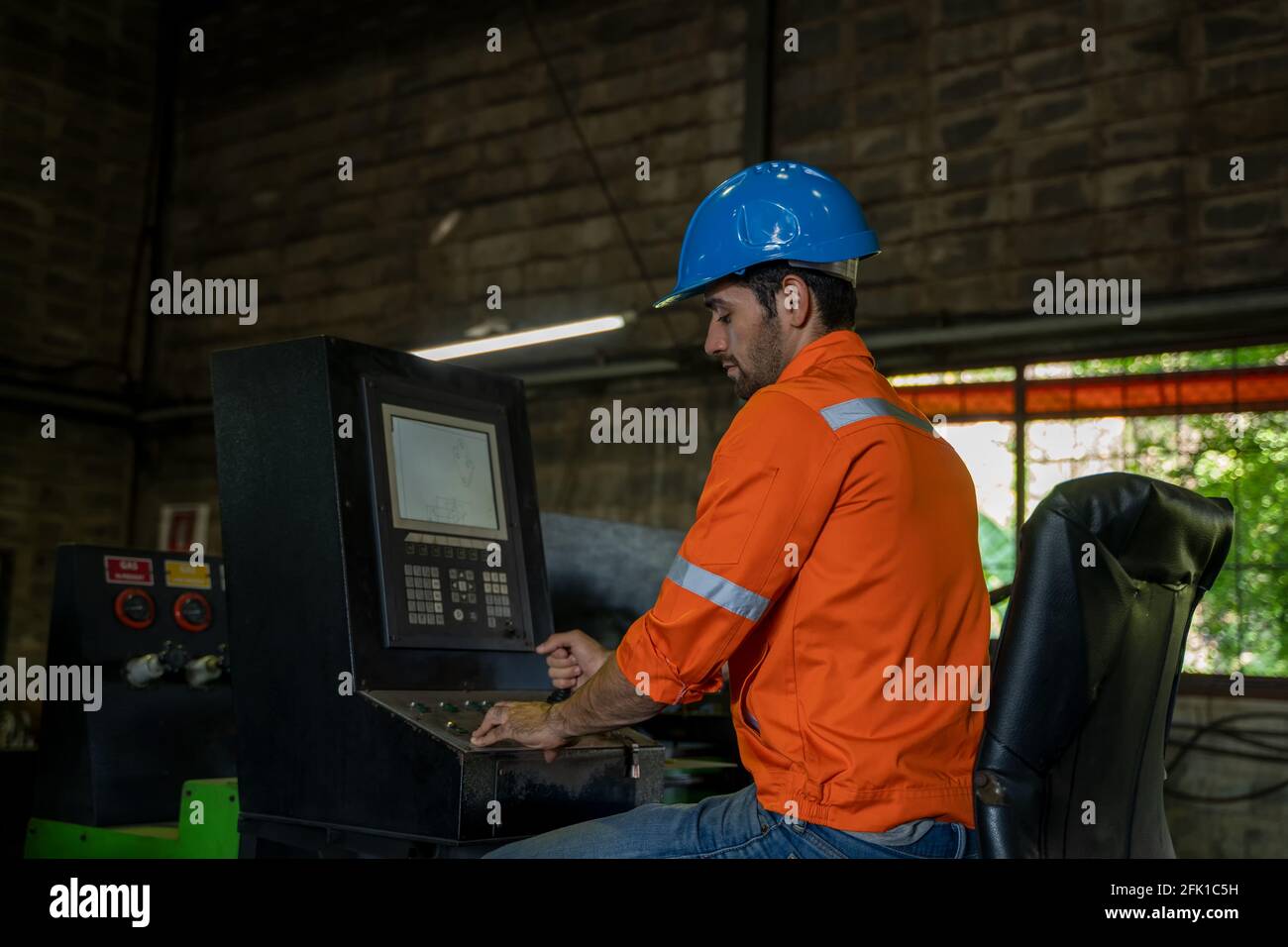 Engineering workers factory hi-res stock photography and images - Alamy