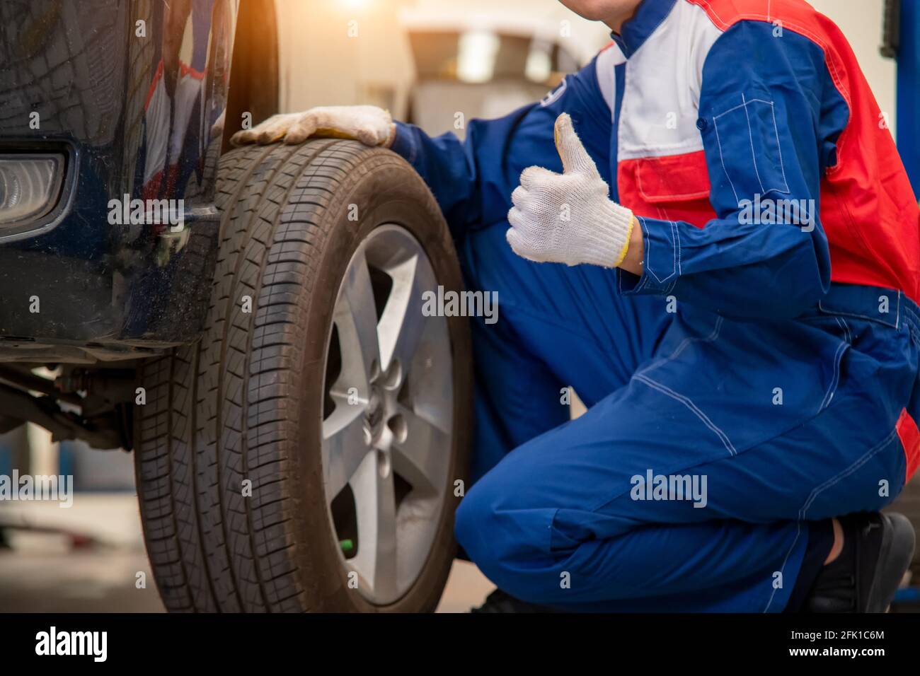 Car repair garage outside hi-res stock photography and images - Alamy