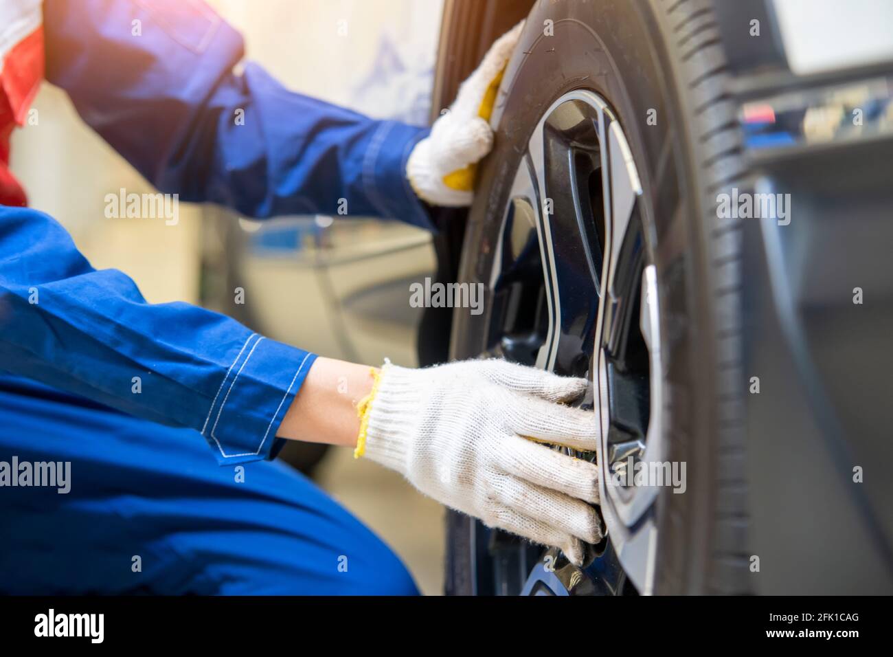 Car repair garage outside hi-res stock photography and images - Alamy