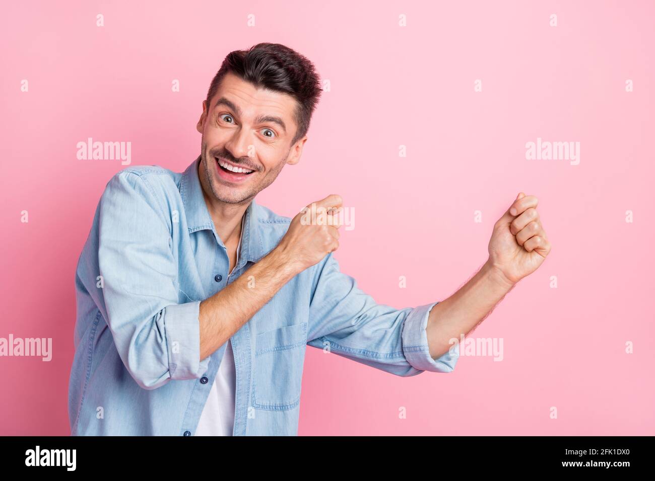 Photo portrait of young man dancing chilling at discotheque smiling ...