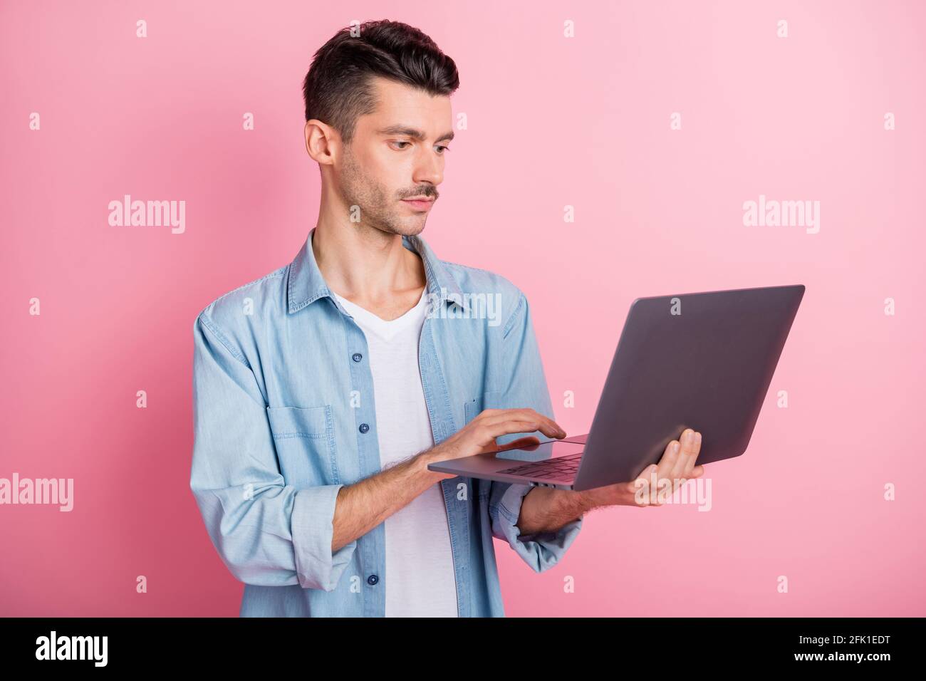 Photo portrait young entrepreneur working computer serious confident ...