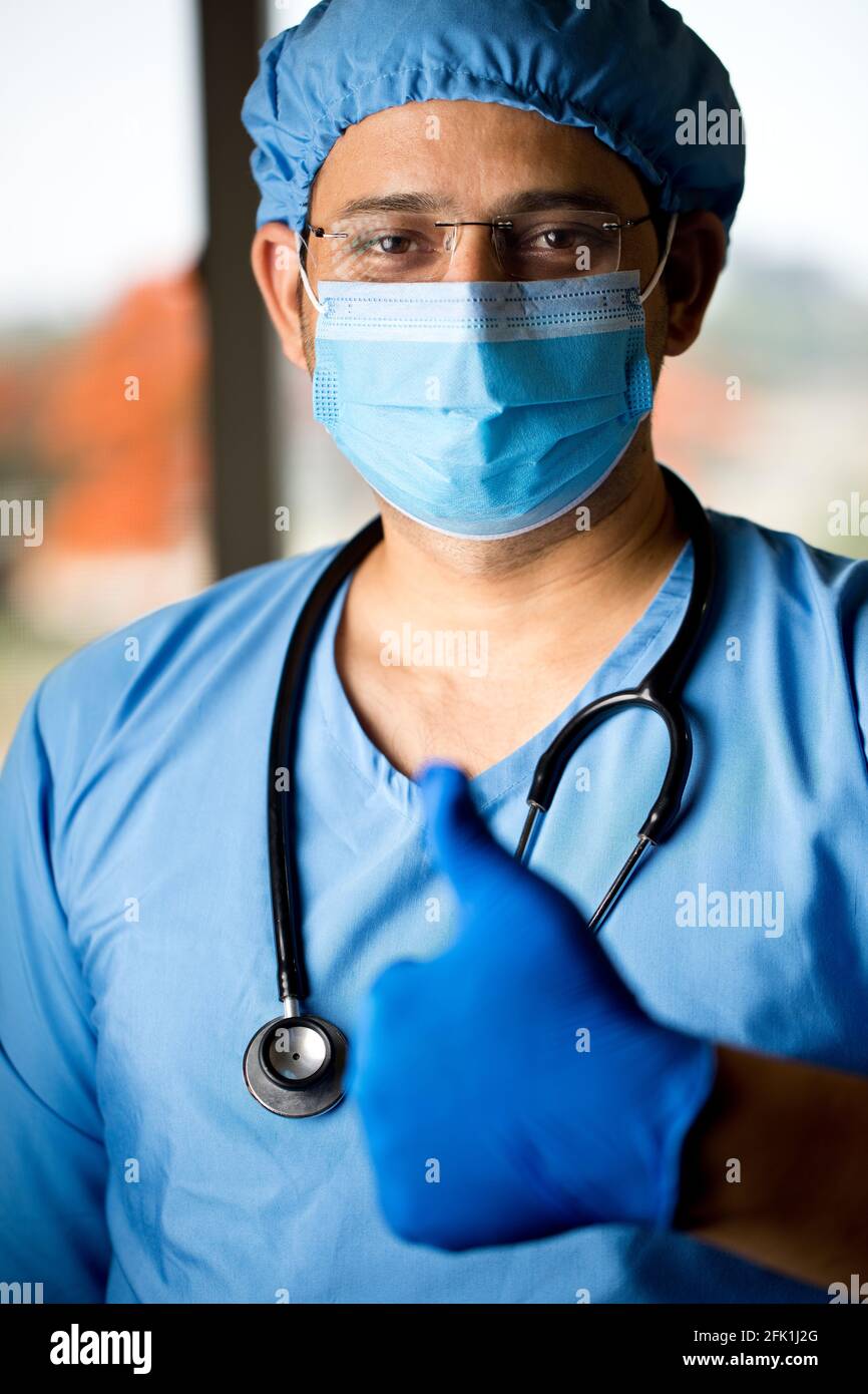 Male adult surgeon in mask hi-res stock photography and images - Alamy