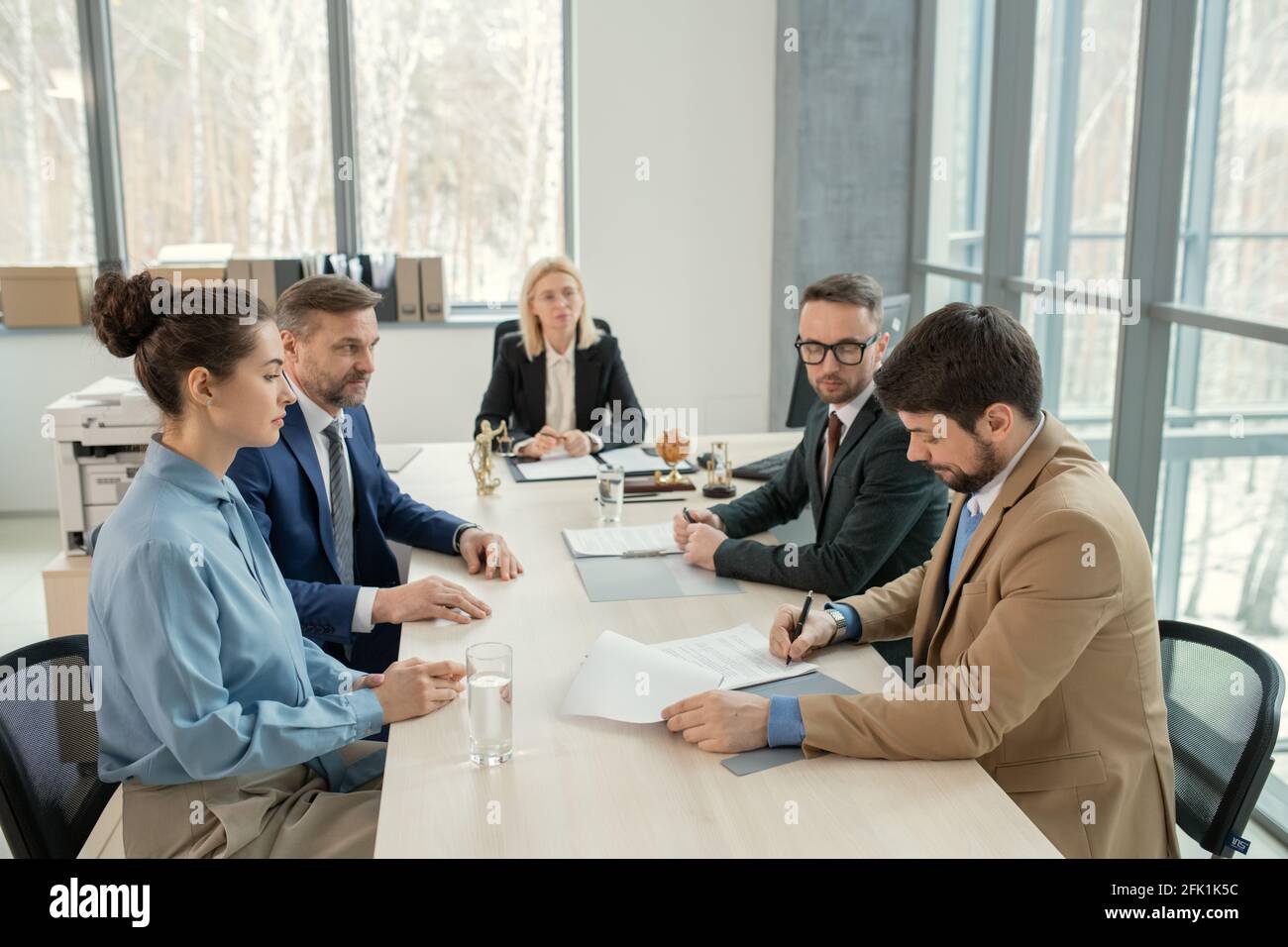 Judges table hi-res stock photography and images - Alamy