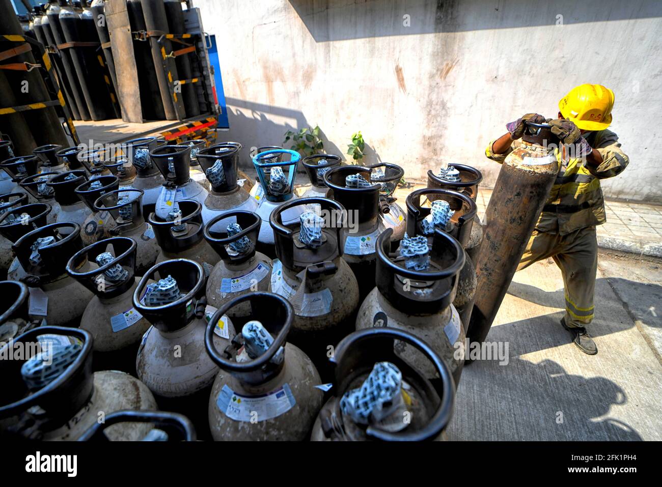 Worker loading unloading oxygen hi-res stock photography and images - Alamy