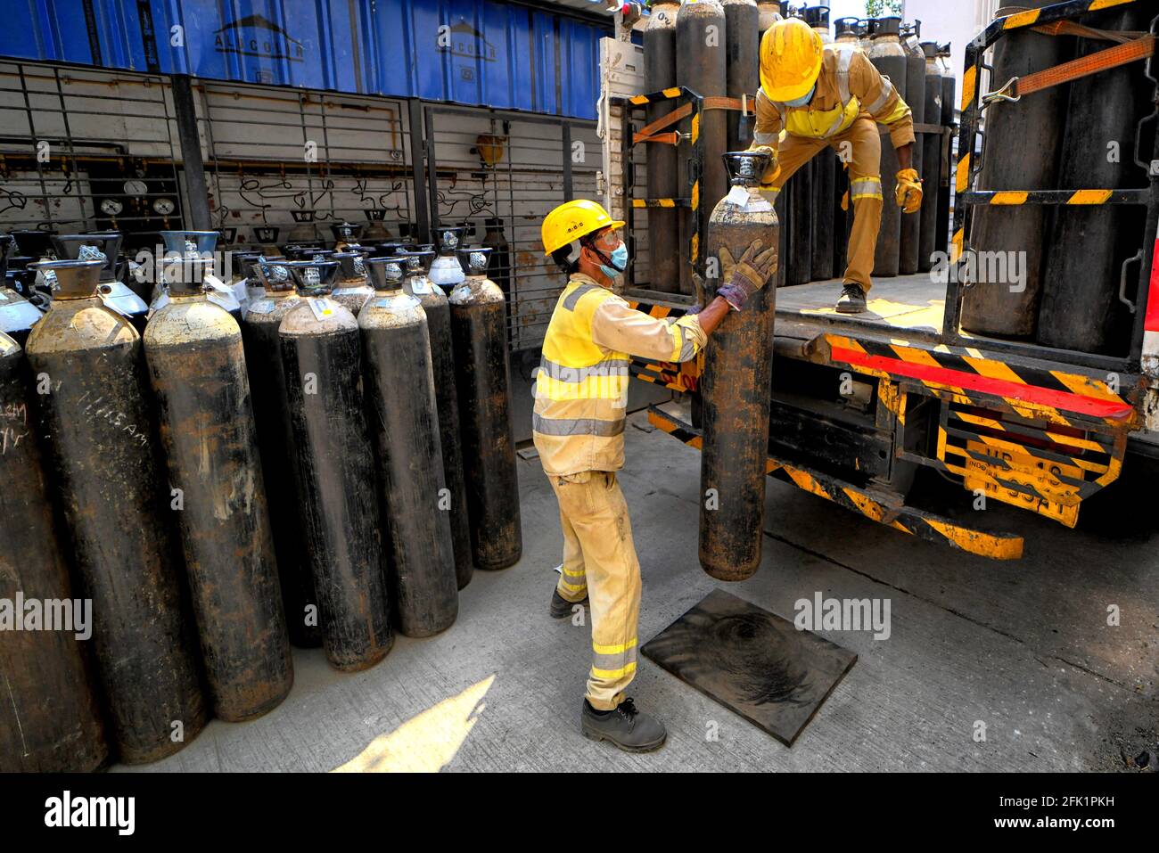 Kolkata, India. 27th Apr, 2021. Workers loading & unloading oxygen ...