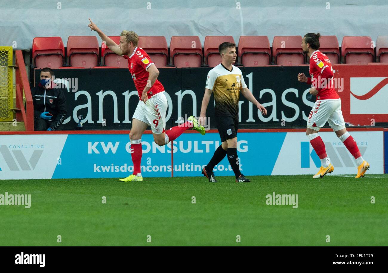 Diving header goal hi-res stock photography and images - Alamy