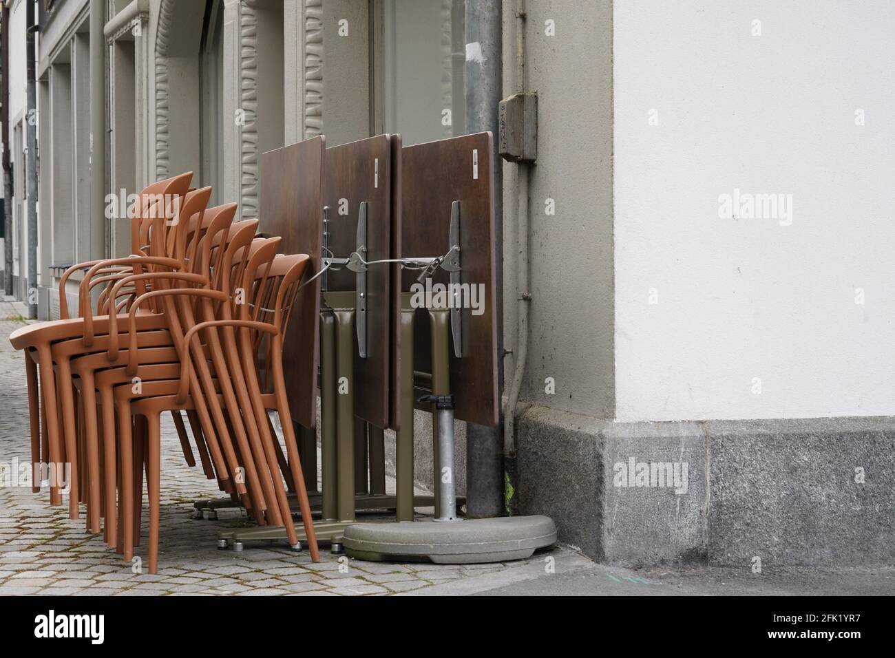 Under tables hi-res stock photography and images - Alamy