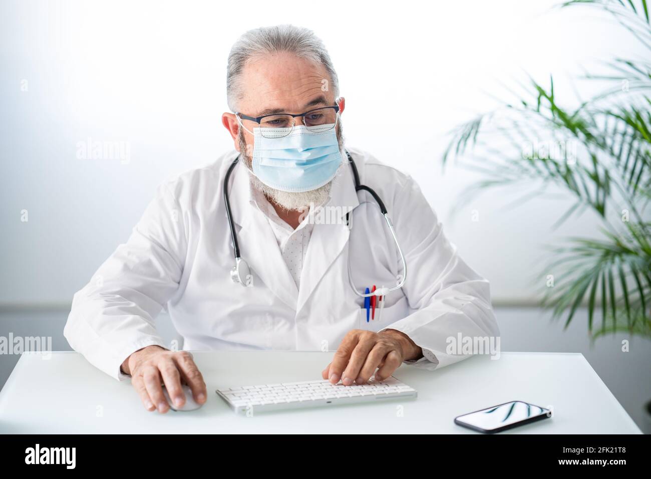 Doctor white coat mask hi-res stock photography and images - Alamy