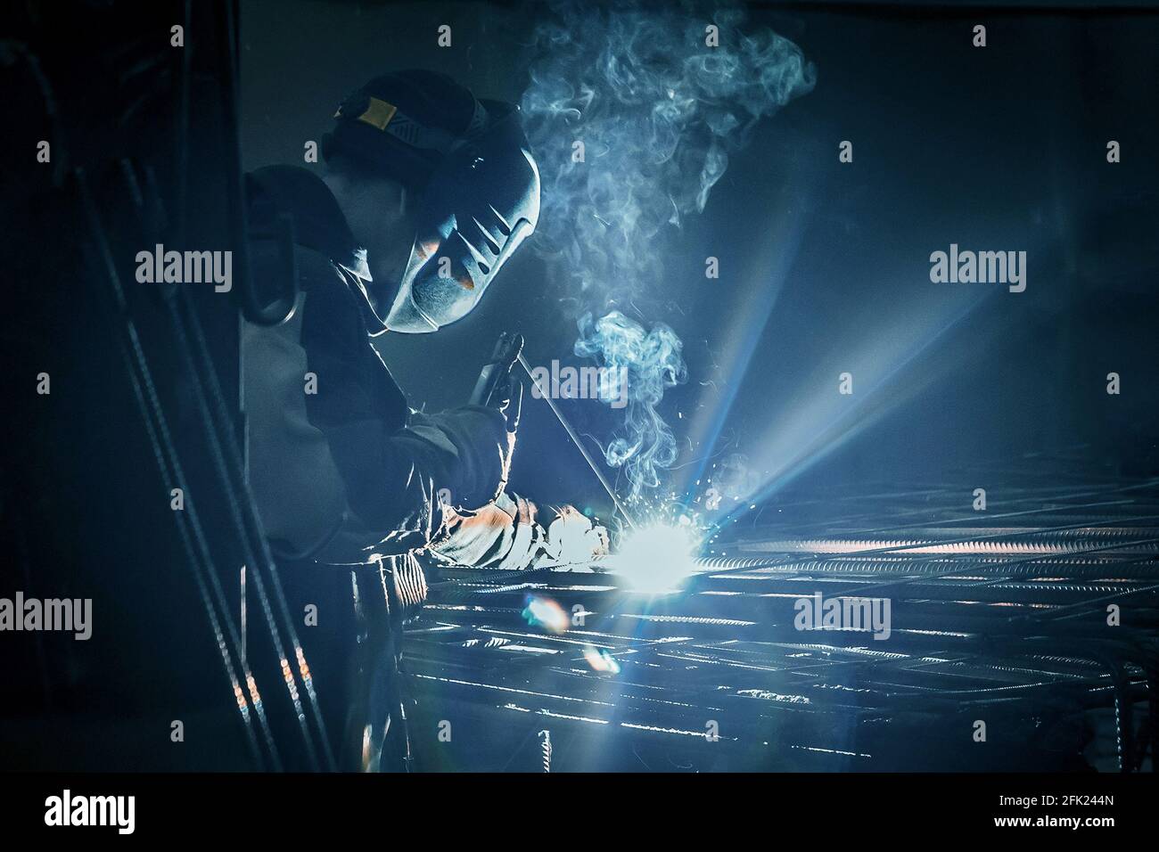 Workman welding metal structure hi-res stock photography and images - Alamy