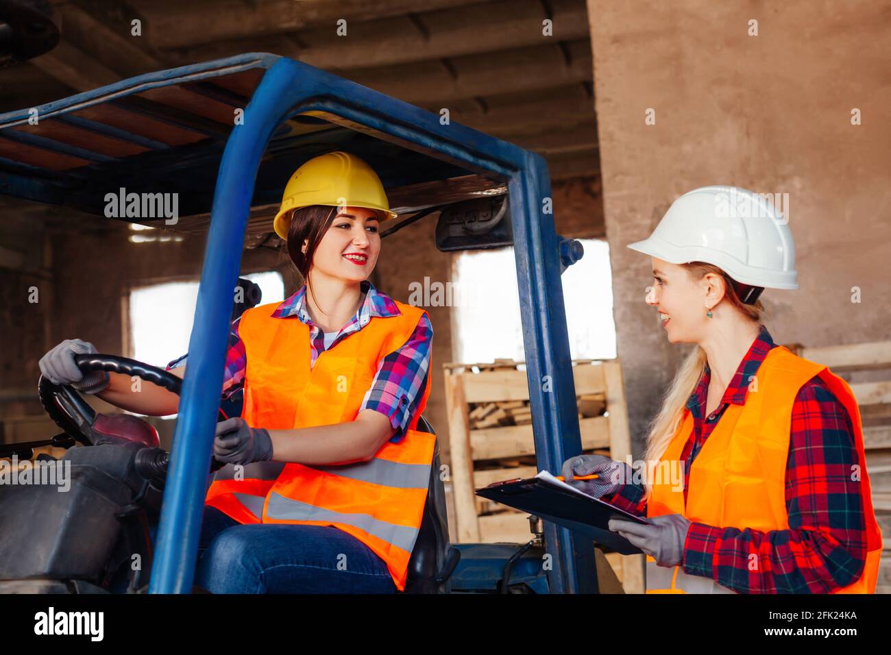 Female warehouse workers hi-res stock photography and images - Alamy