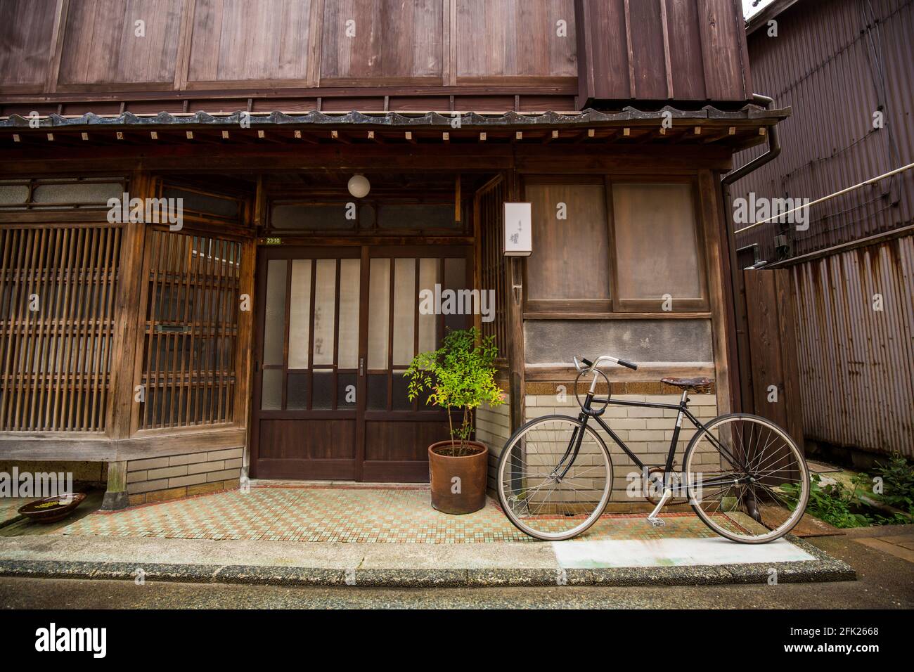 Traditional japanese house hi-res stock photography and images - Alamy