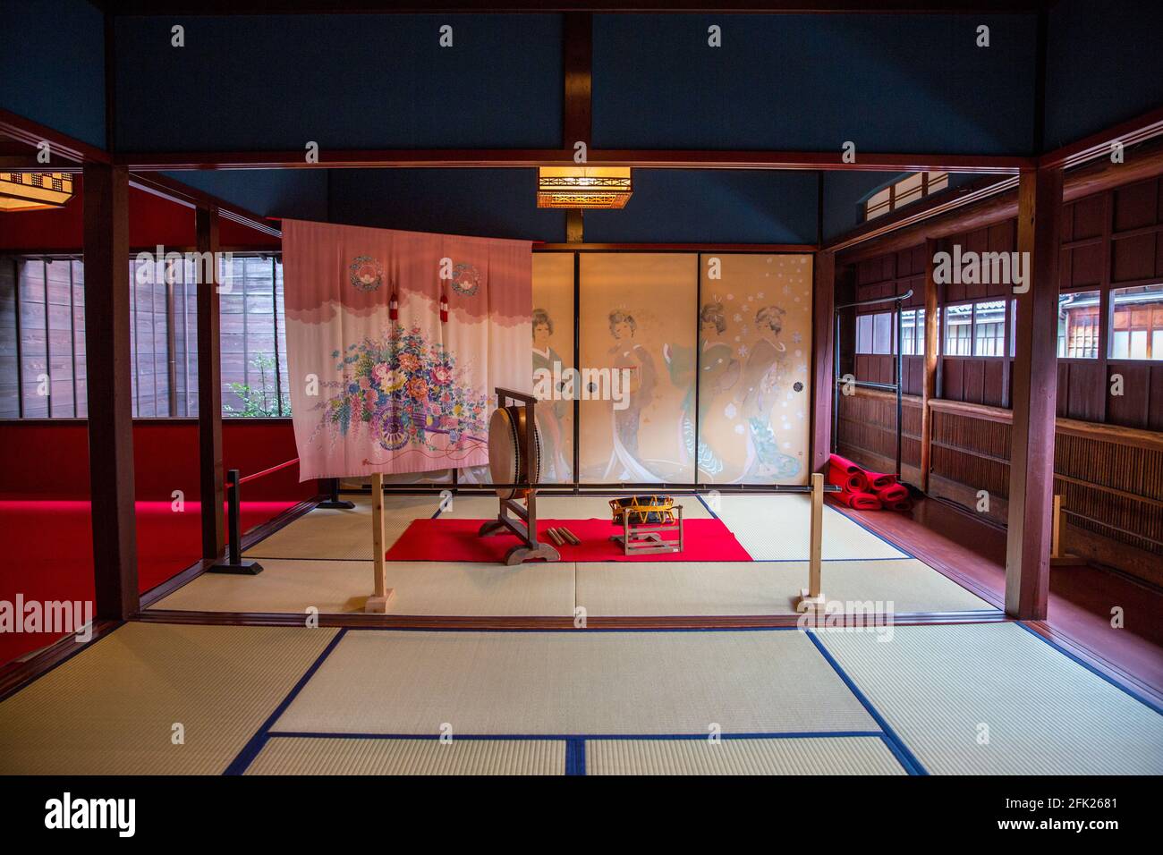 Traditional japanese house tea room hi-res stock photography and images ...