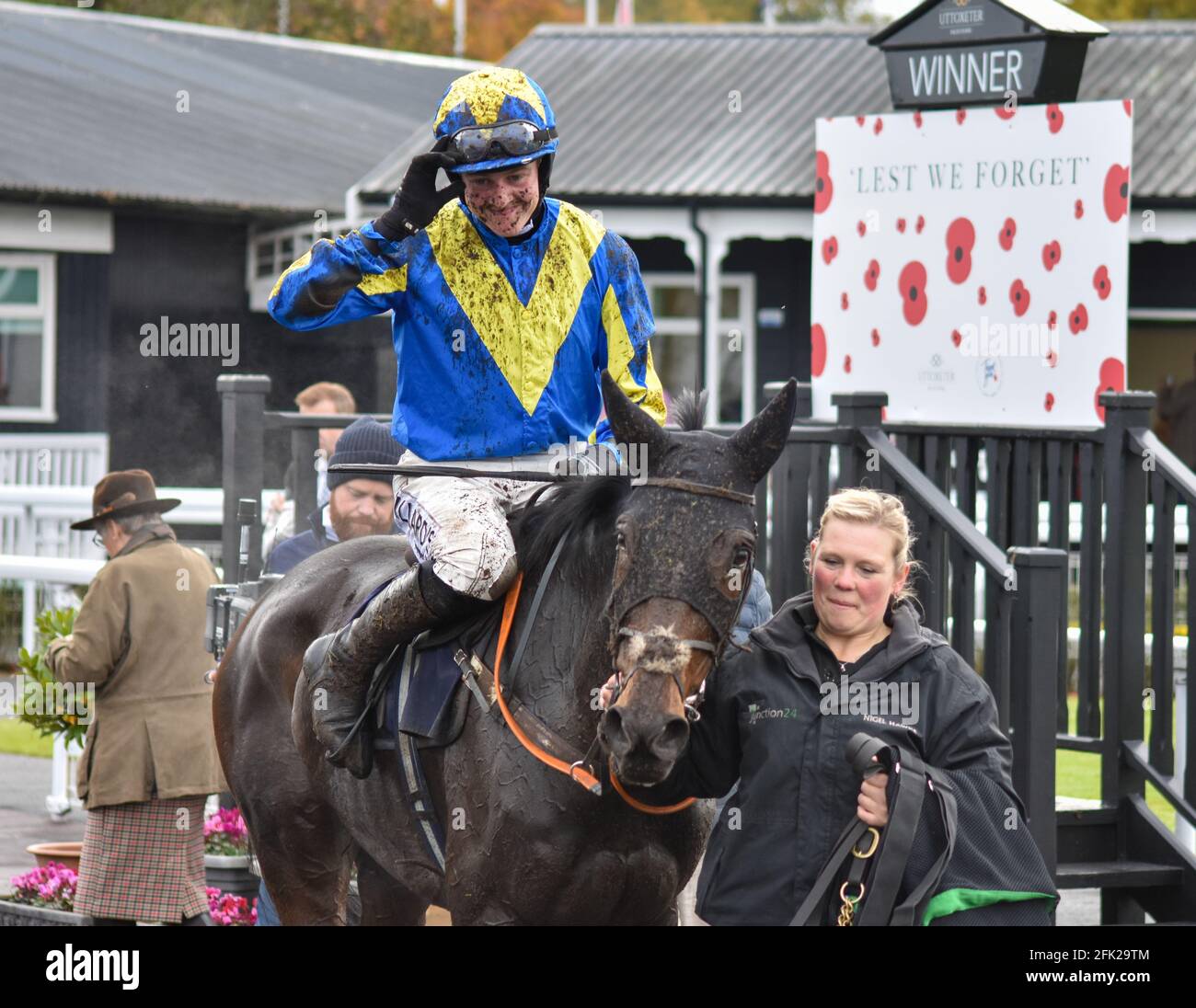 Ladies day aintree races hi-res stock photography and images - Alamy