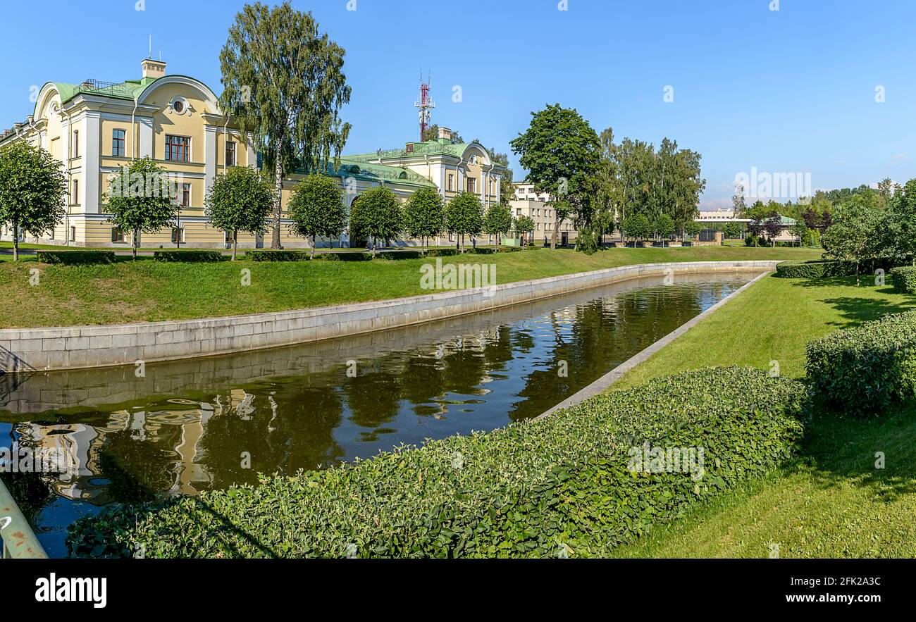 Strelna constantine palace hi-res stock photography and images - Alamy