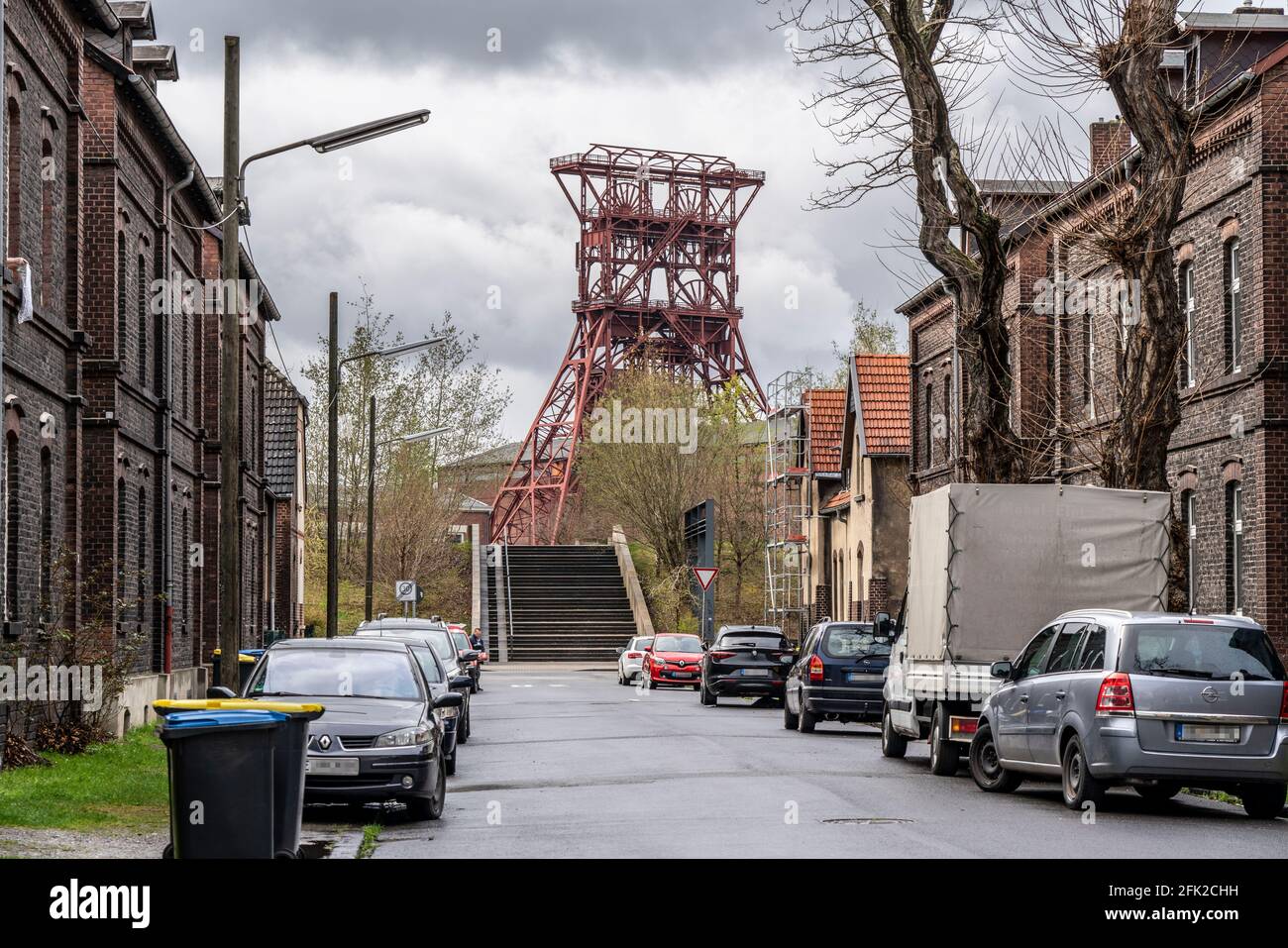 Old colliery settlement, Erdbrüggenstraße, view of the winding tower of ...