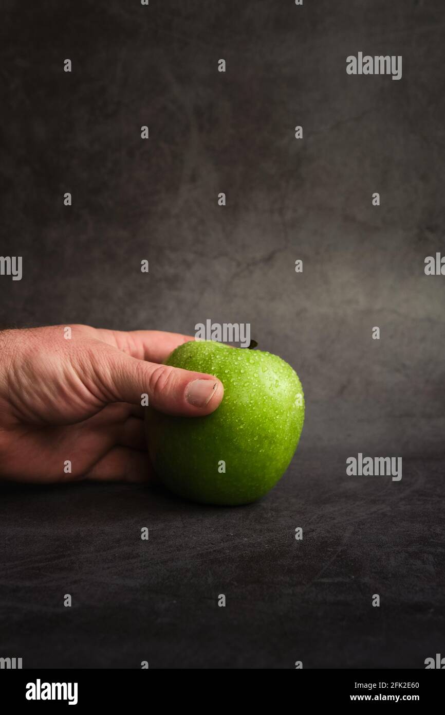 Male hand green apple hi-res stock photography and images - Alamy