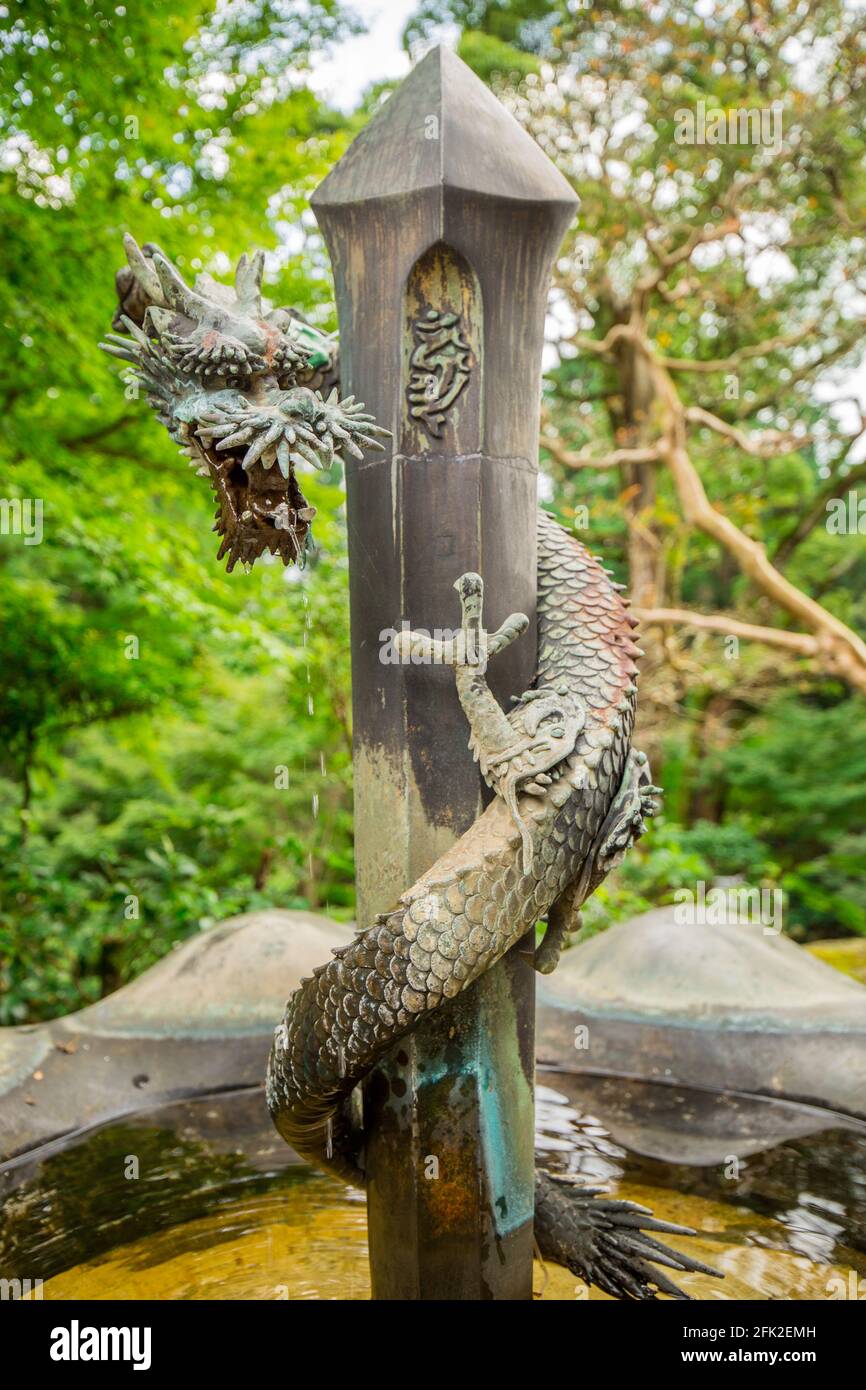Japanese dragon statue hi-res stock photography and images - Alamy