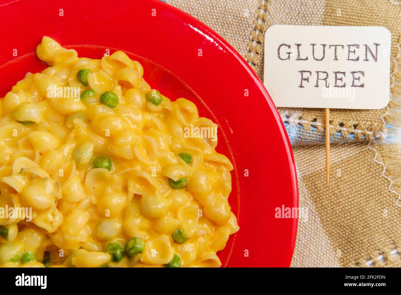Delicious shell macaroni and cheddar cheese with sweet green peas Stock ...