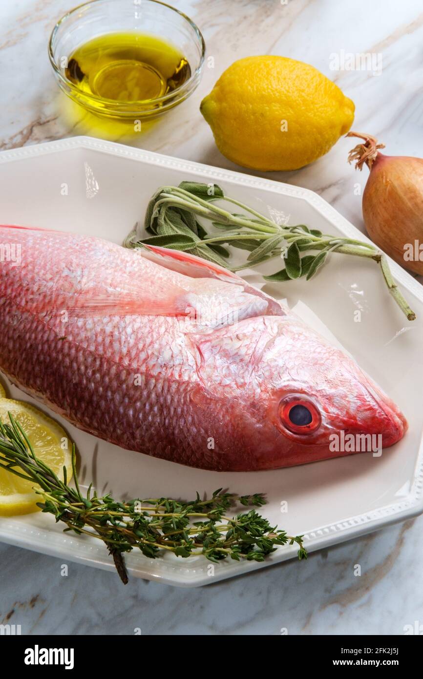 Fresh whole raw head-on red snapper with seasoning ingredients Stock ...