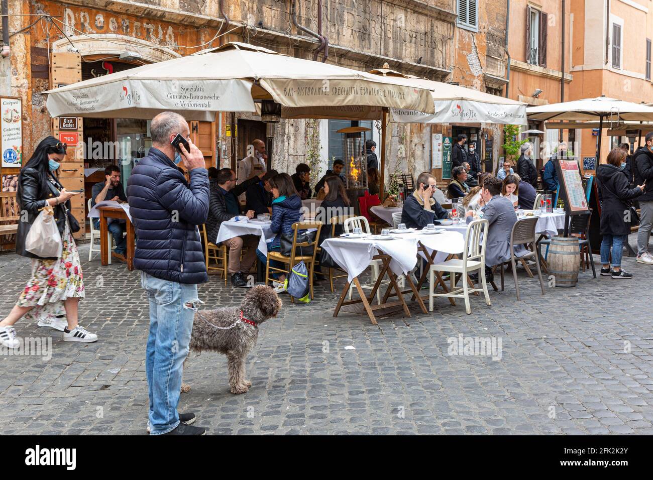 Rome, Italy, 27th April 2021. People eat lunch outside a restaurant in ...