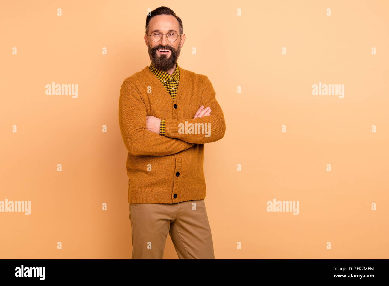 Photo of cheerful bearded man crossed hands wear eyewear brown cardigan ...