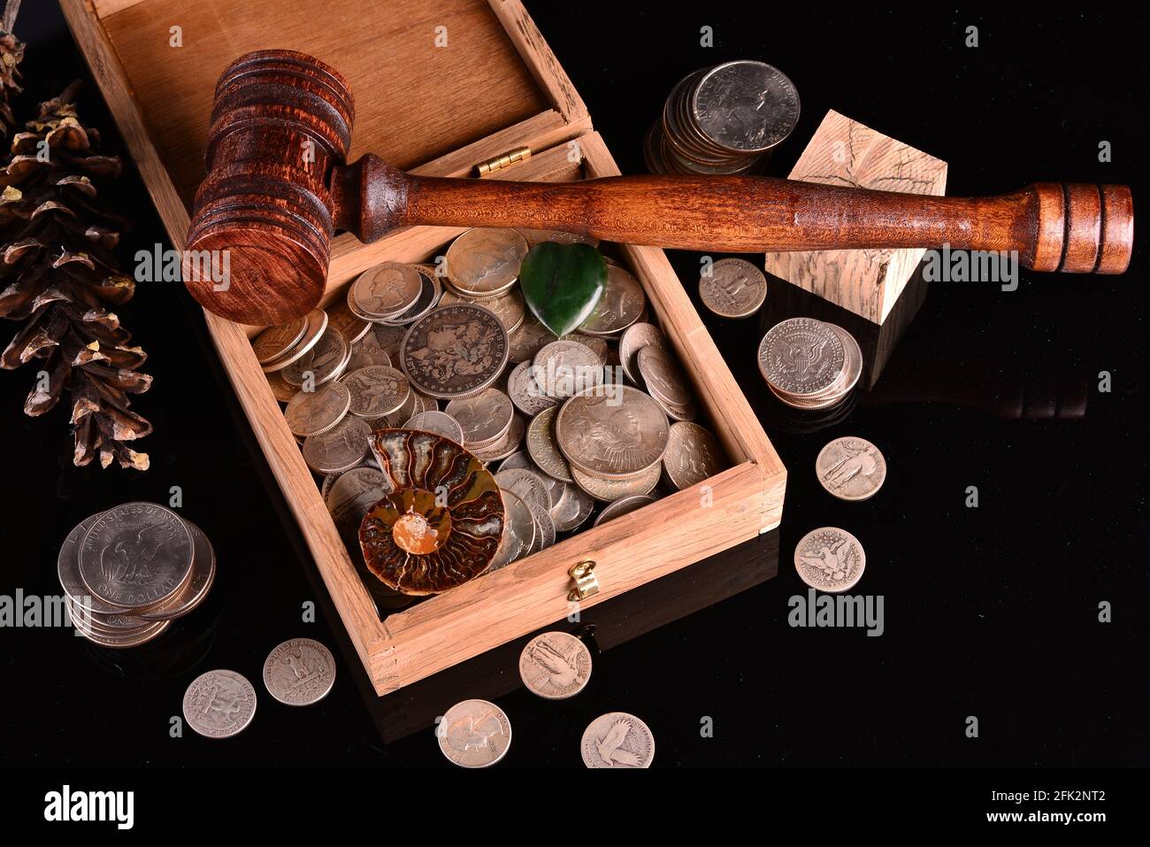 Spilled coins hi-res stock photography and images - Alamy