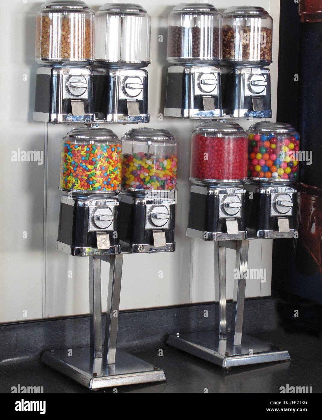 Candy vending machine hi-res stock photography and images - Alamy