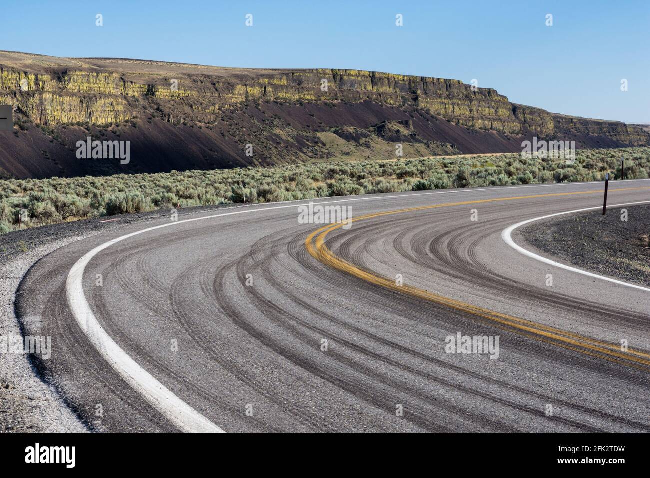 Empty road running through desert in Eastern Washington state, USA ...