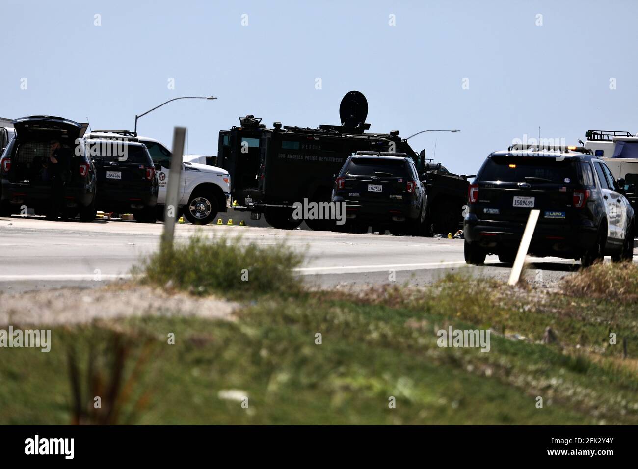 (210428) -- LOS ANGELES, April 28, 2021 (Xinhua) -- Police officers ...