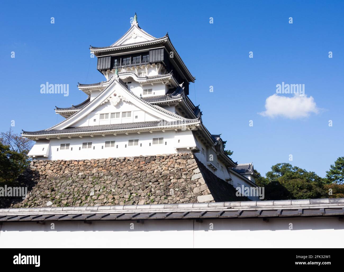 White tower of Kokura castle in Kitakyushu, Japan Stock Photo - Alamy
