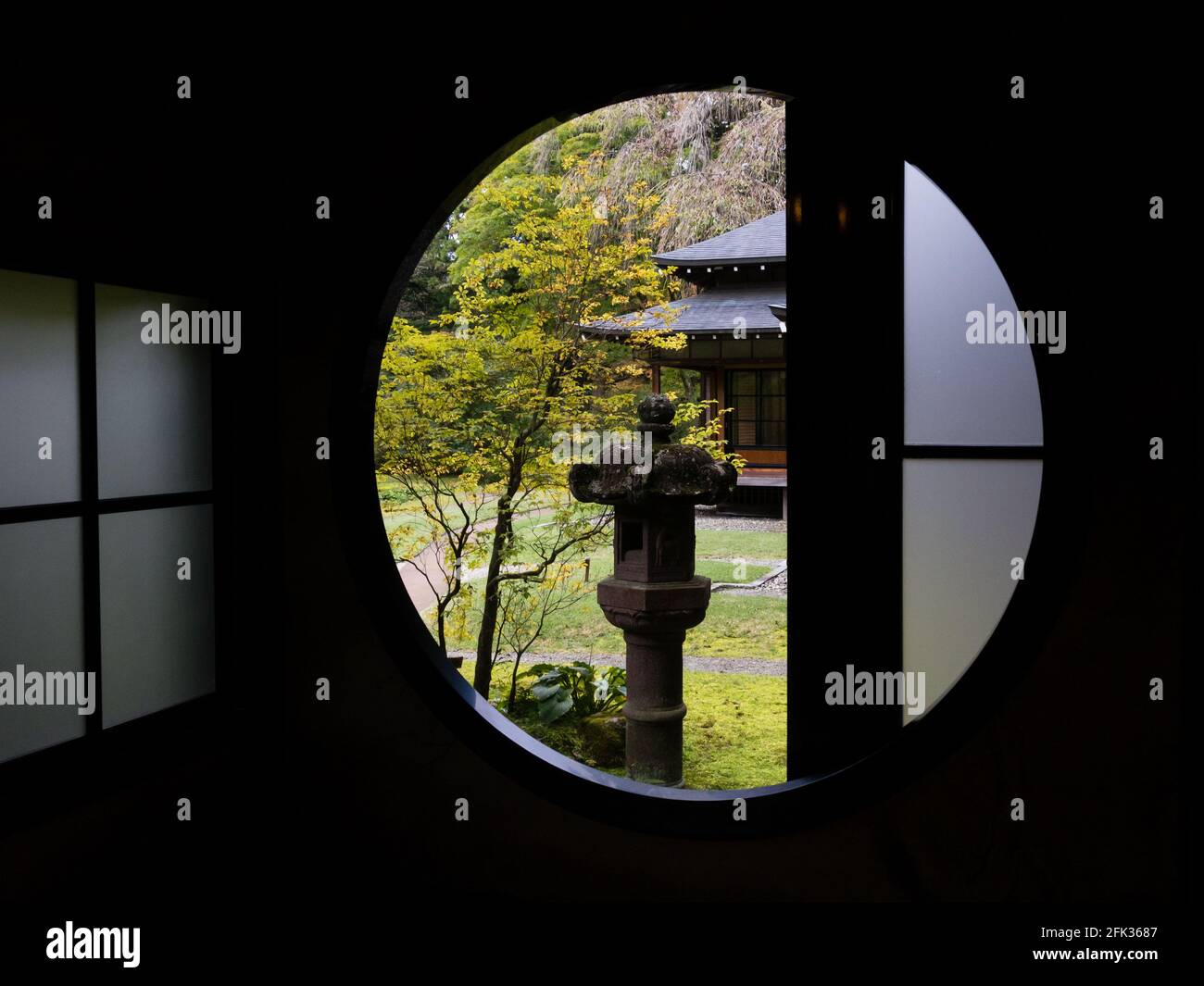 Japanese round window hi-res stock photography and images - Alamy