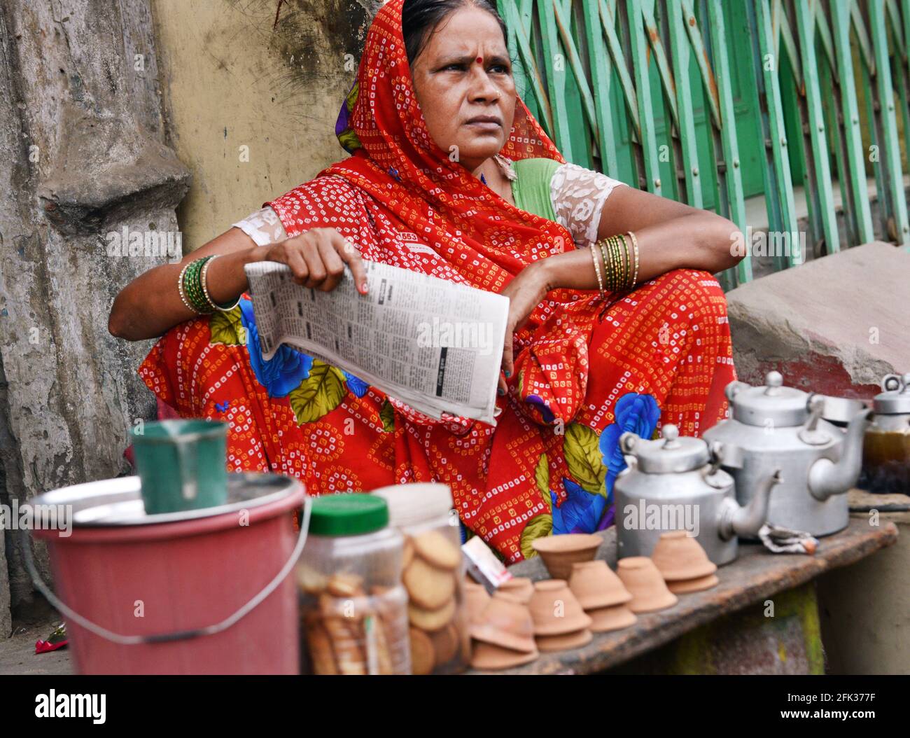A Chai vendor in Varanasi, India Stock Photo - Alamy