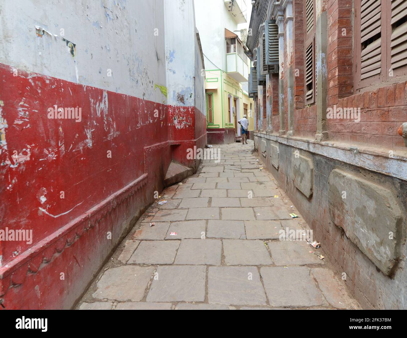 Narrow street in varanasi hi-res stock photography and images - Alamy